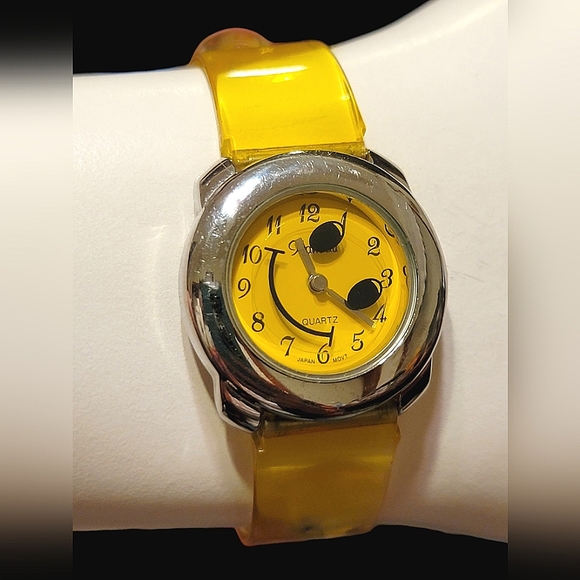 Collezie | Accessories | Vintage Collezie Spinning Smiley Happy Face ...